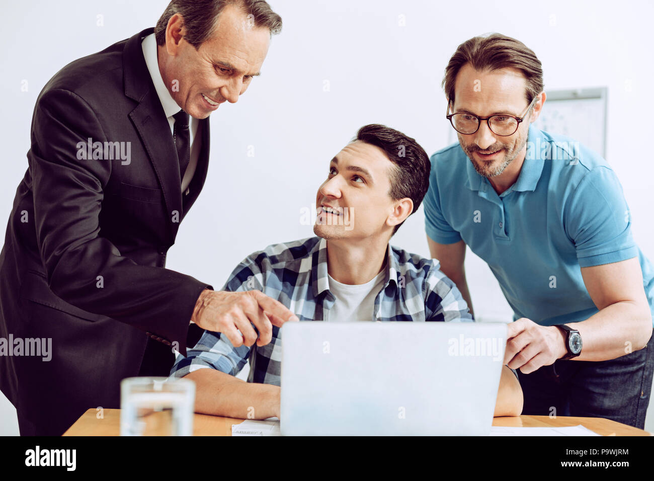 Helpful colleague office hi-res stock photography and images - Alamy