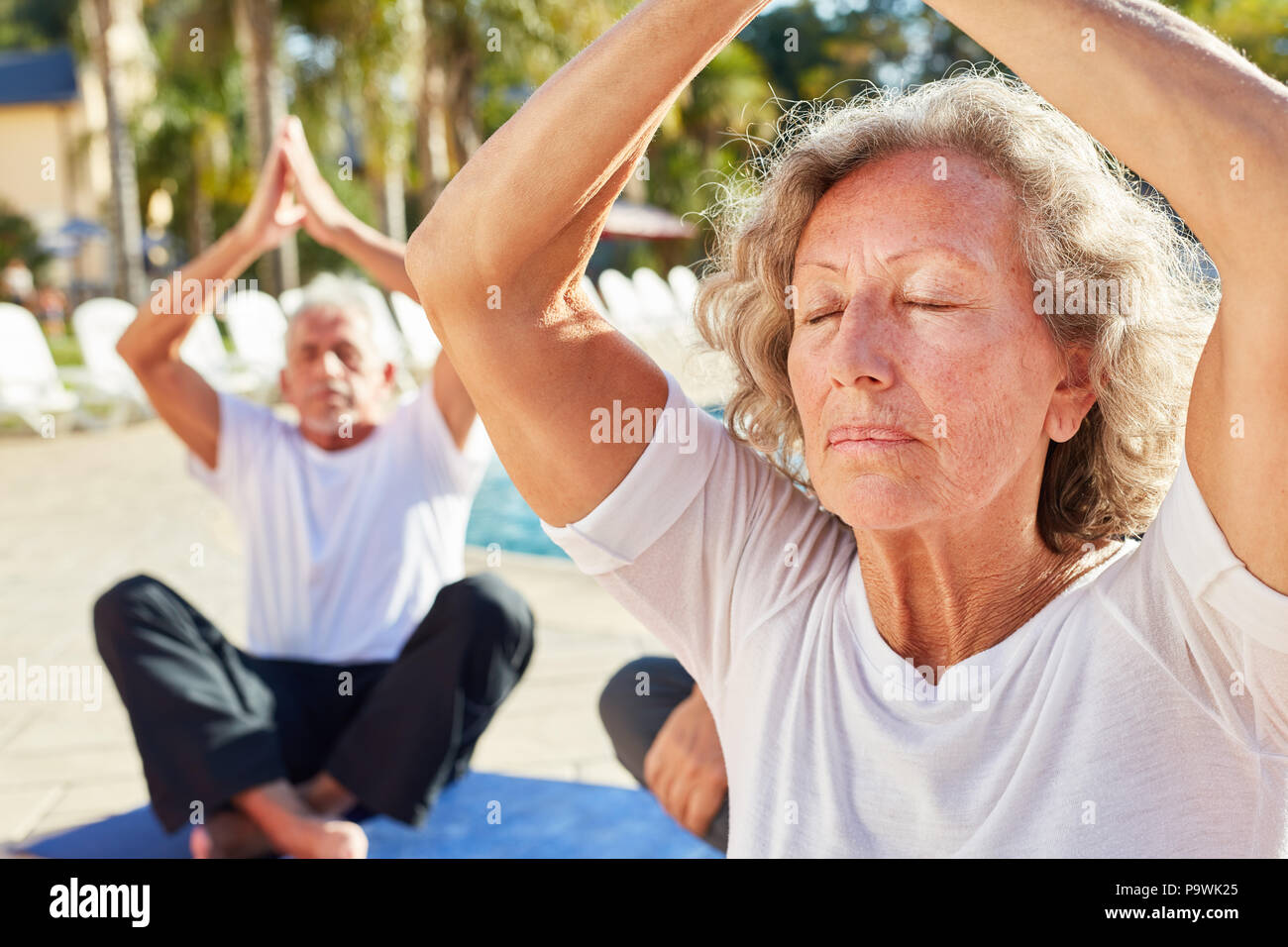 Yoga group meditation pool hi-res stock photography and images - Alamy