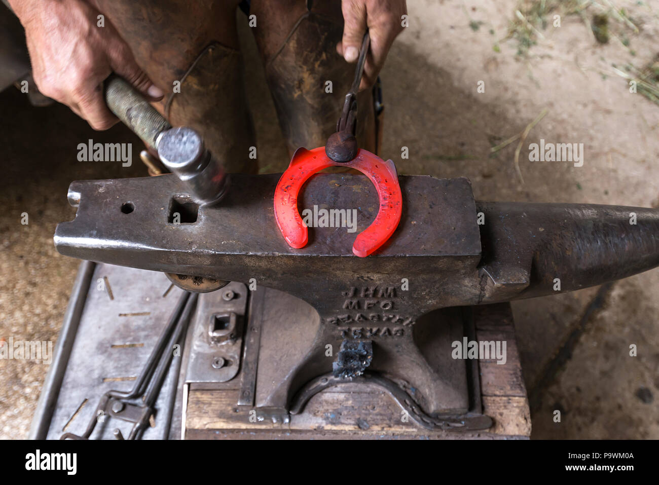 Anvil shape hi-res stock photography and images - Alamy