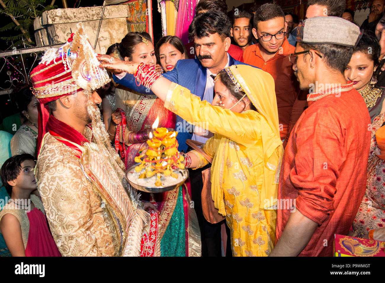 A traditional wedding in a small village in the Indian province. Indie ...
