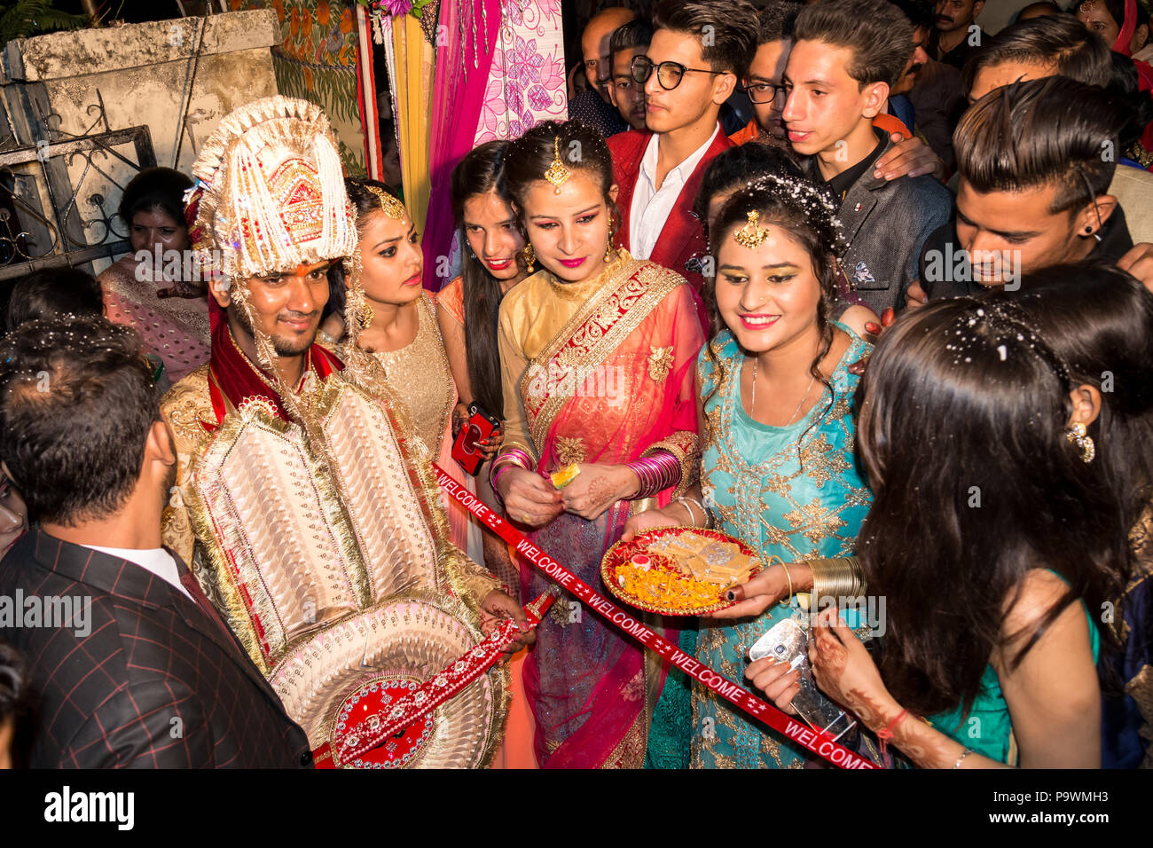 Wedding custom hi-res stock photography and images - Alamy