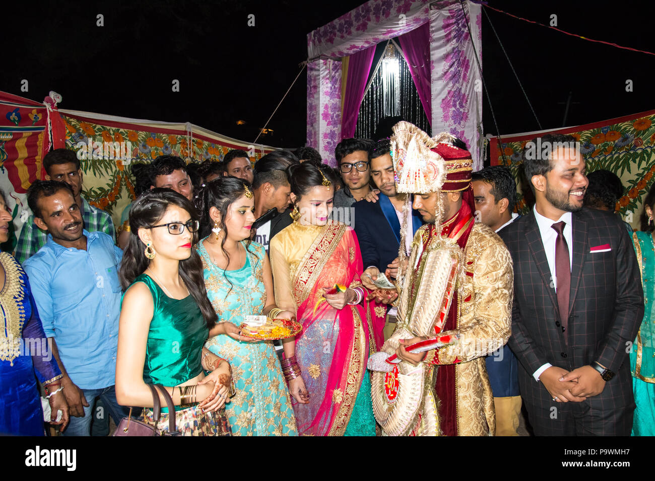 A traditional wedding in a small village in the Indian province. Indie ...