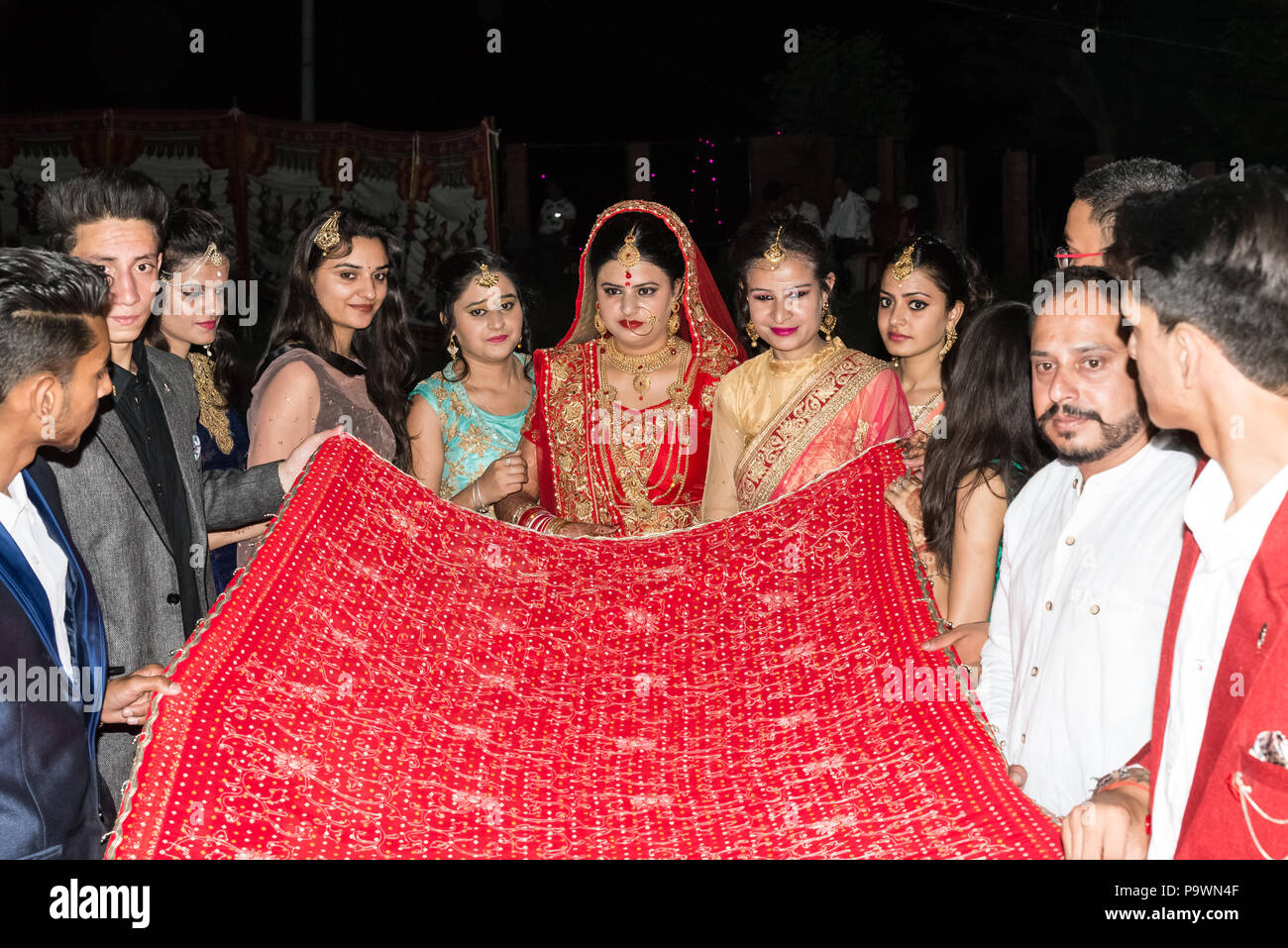 A traditional wedding in a small village in the Indian province. Indie ...