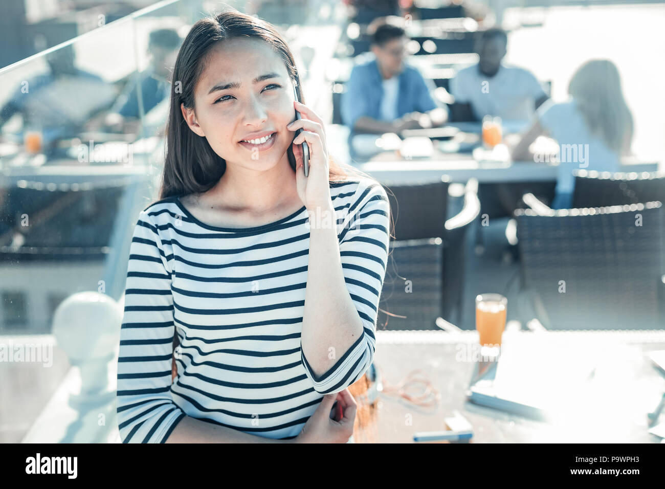 Pretty brunette girl talking per telephone Stock Photo - Alamy