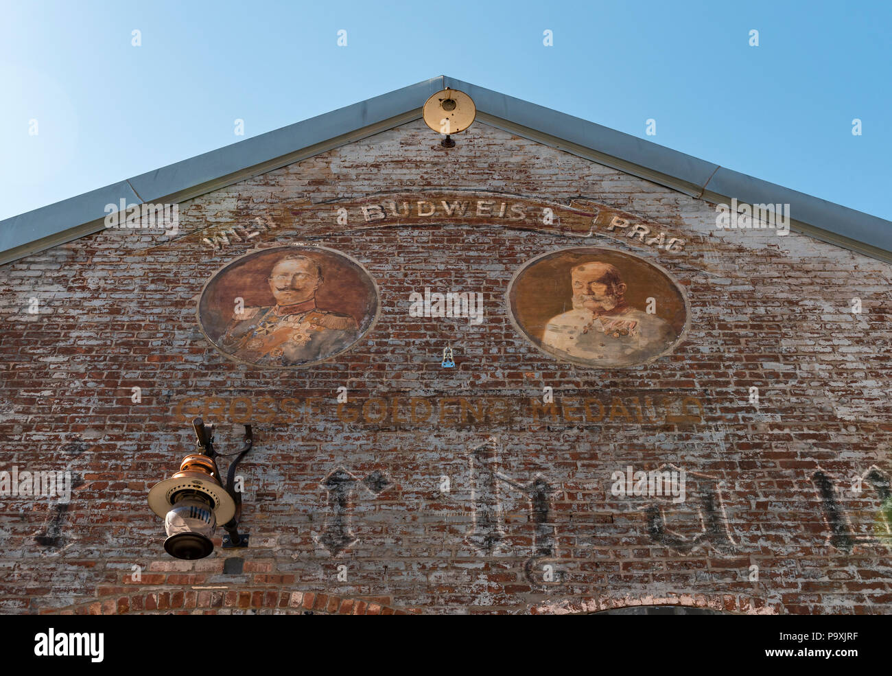 Red brick warehouse hi-res stock photography and images - Alamy