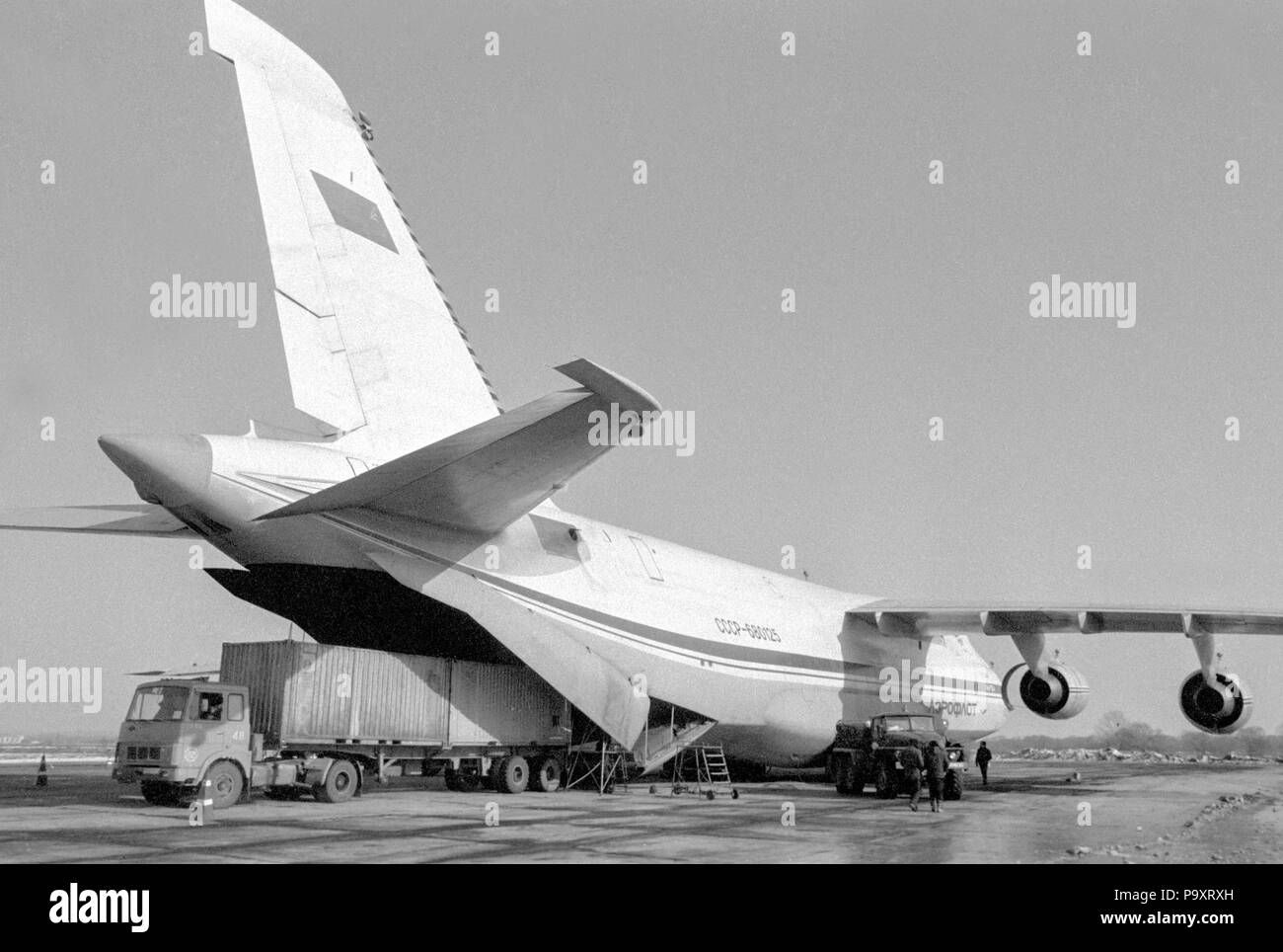 Antonov an124 Black and White Stock Photos & Images - Alamy