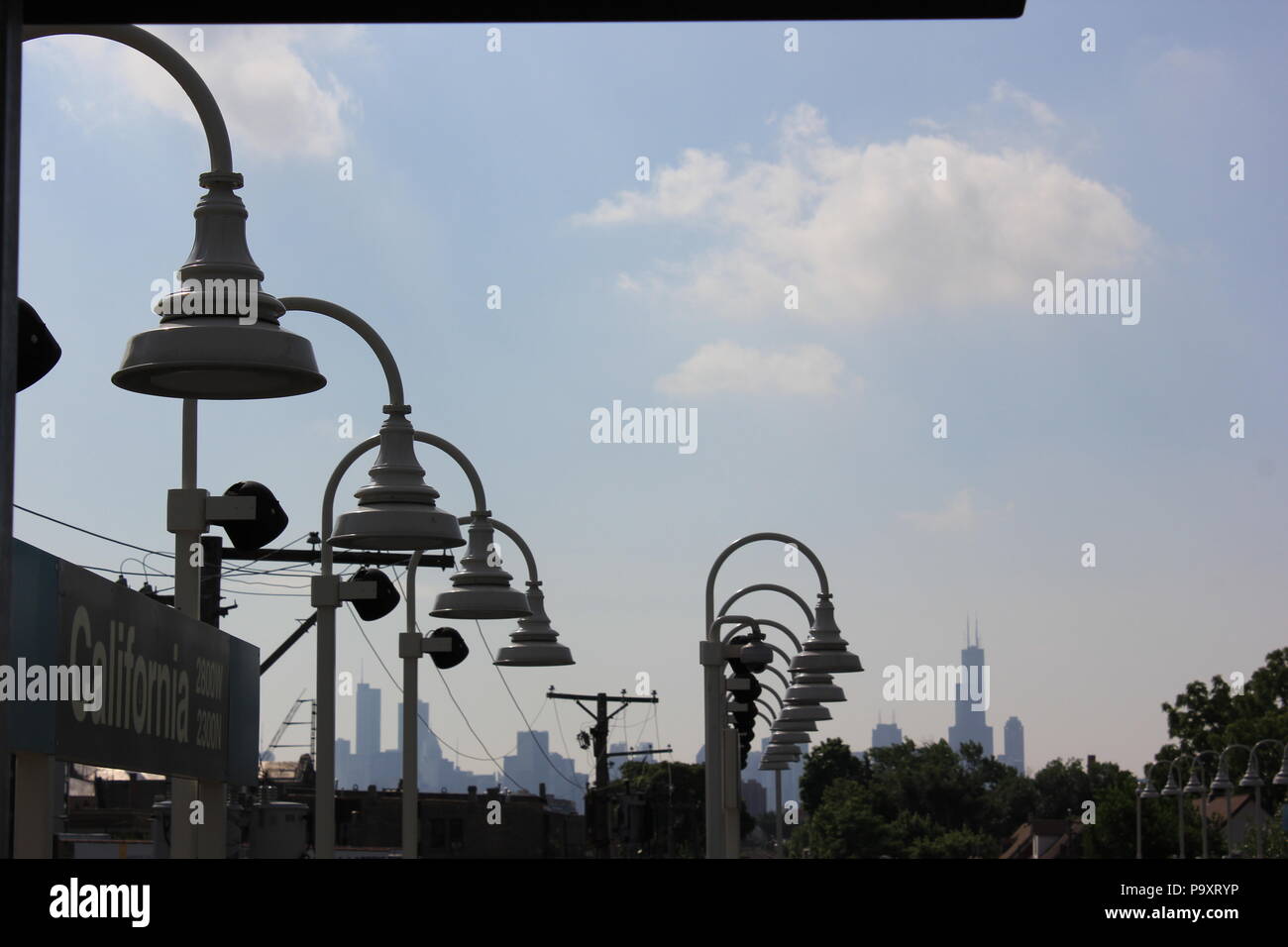 Chicago skyline and Willis Tower as seen from the CTA Blue Line ...
