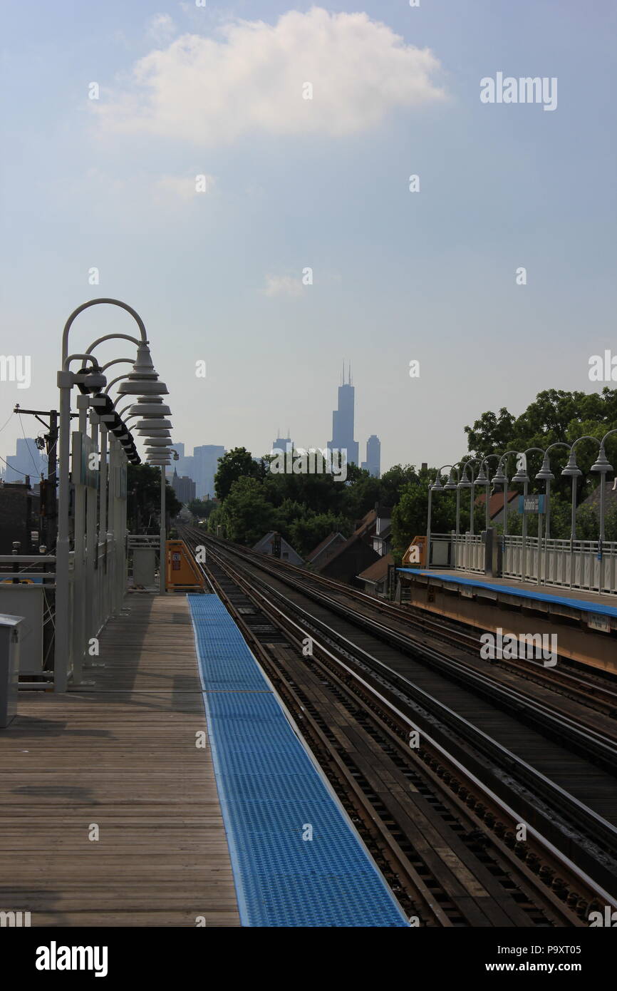 Chicago skyline and Willis Tower as seen from the CTA Blue Line ...