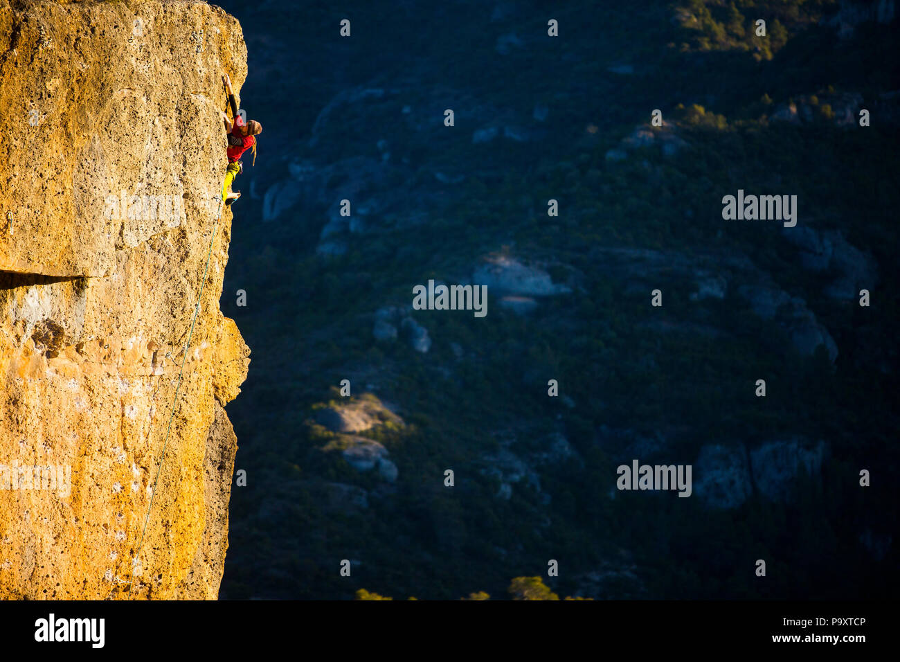 Cliff climber climbing extreme hi-res stock photography and images - Alamy