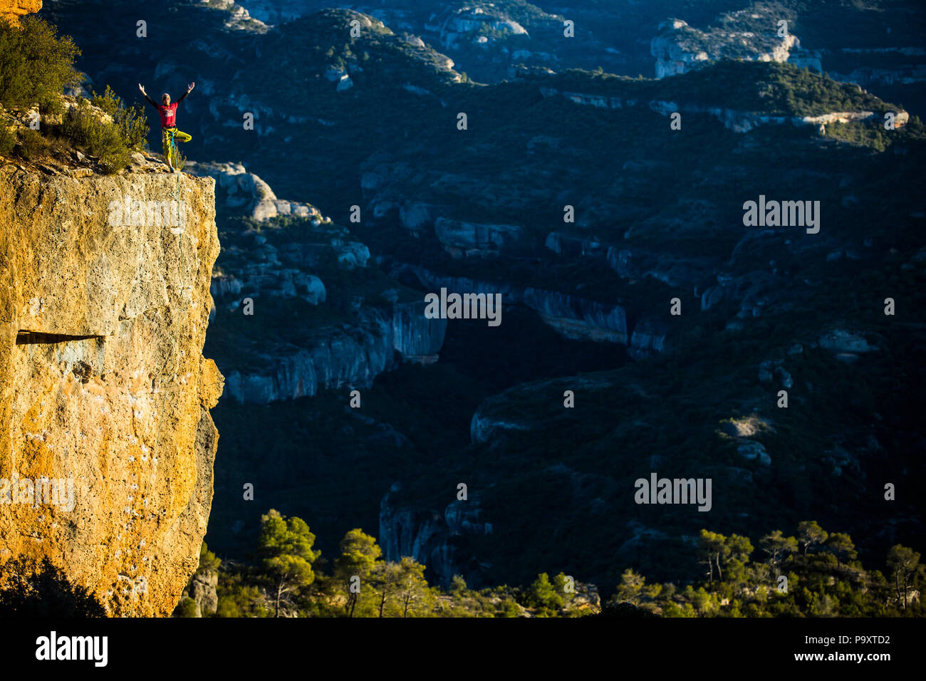 Cliff of climb hi-res stock photography and images - Alamy