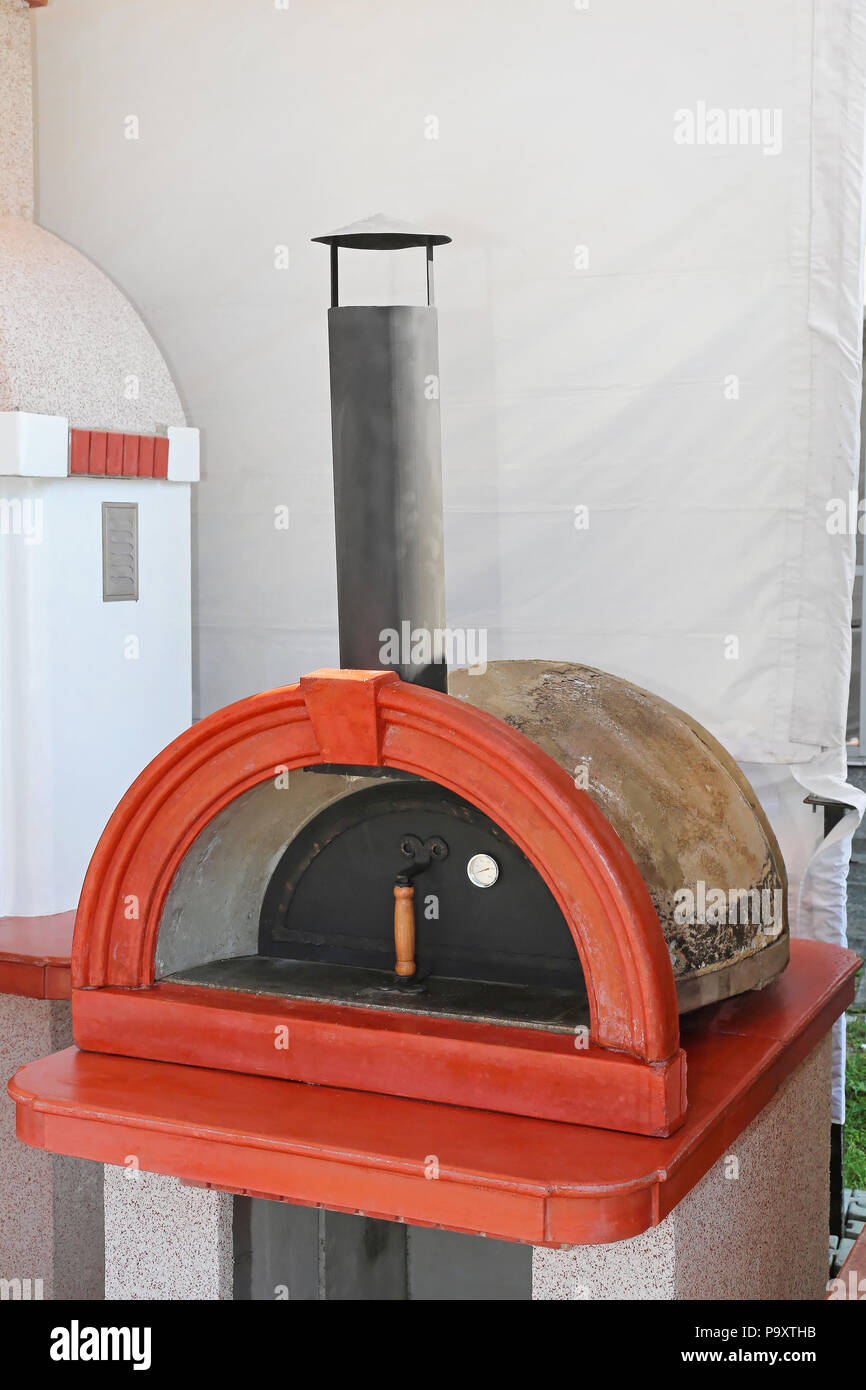 Traditional Italian mansonry wood fired brick oven Stock Photo - Alamy