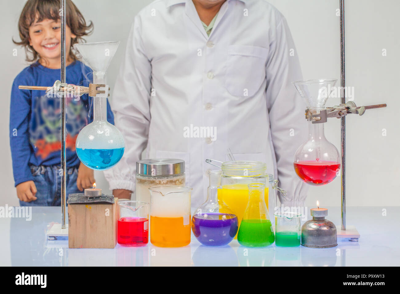 Kid bubble science experiment hi-res stock photography and images - Alamy