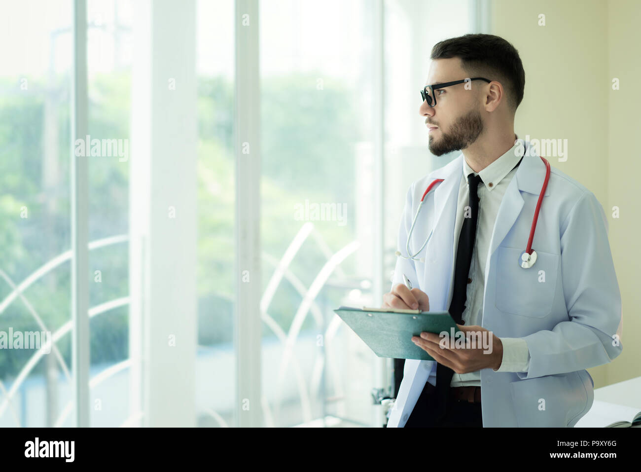 Doctor man writing hi-res stock photography and images - Alamy