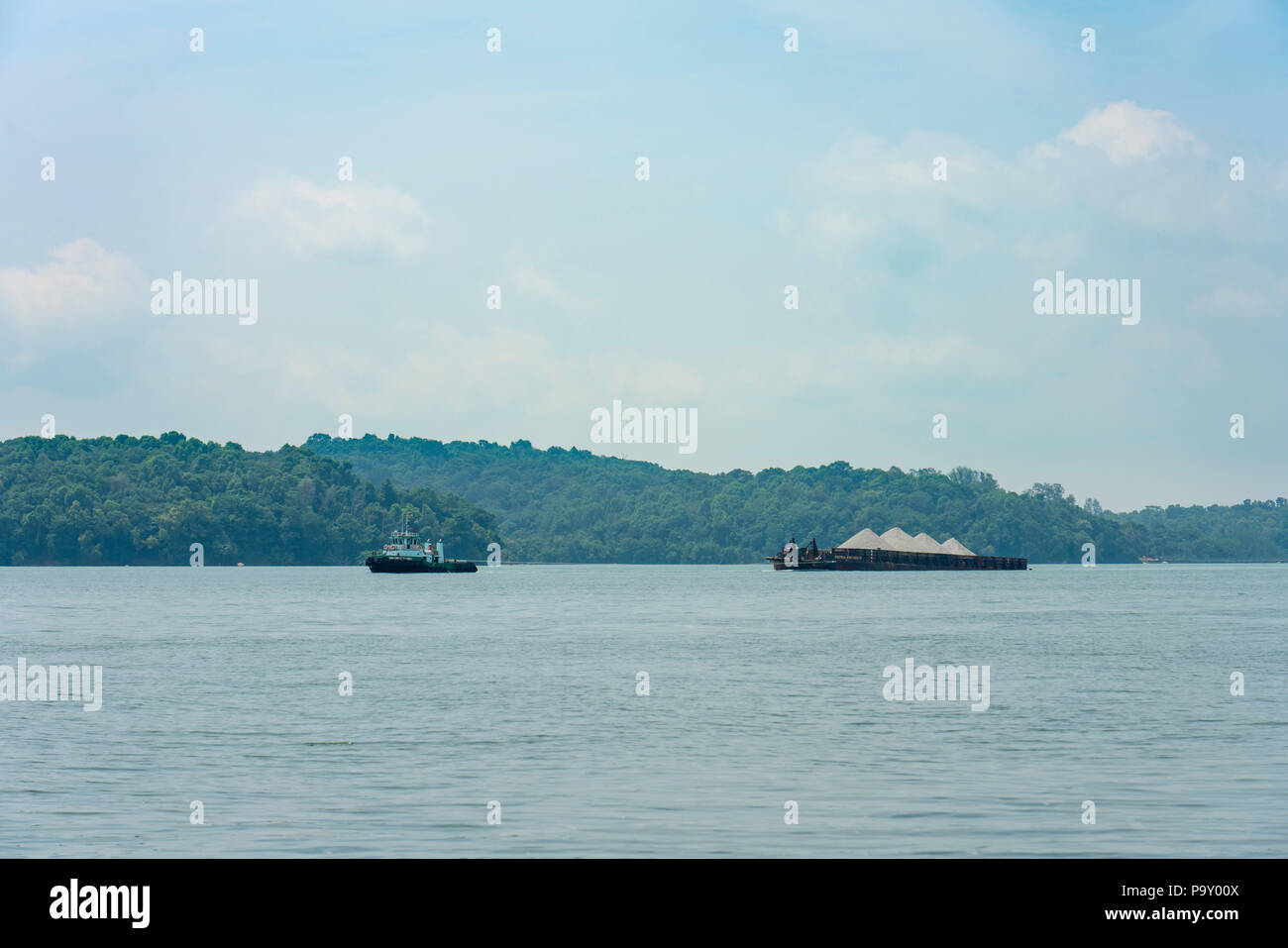 Tug pulling barge hi-res stock photography and images - Alamy