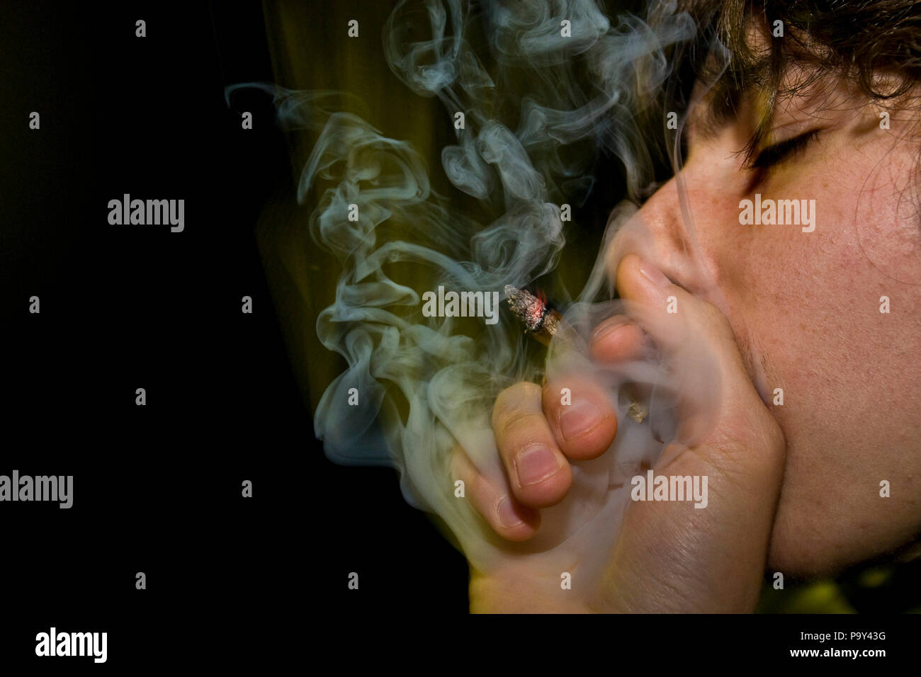 Smoking drugs hi-res stock photography and images - Alamy
