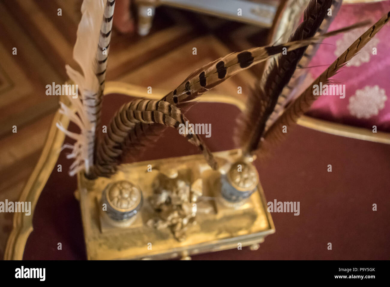 old quill pen Stock Photo - Alamy