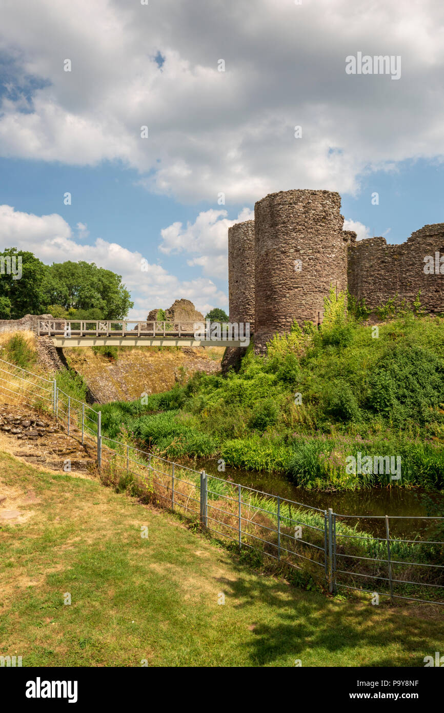 Bridge over outer moat hi-res stock photography and images - Alamy