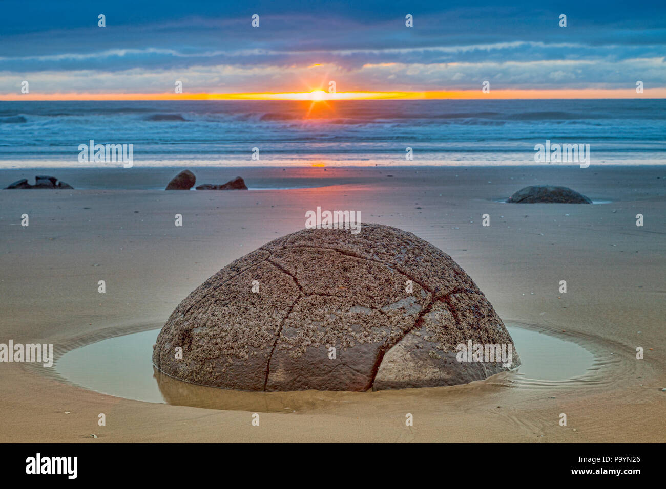 Sunrise at Moeraki Boulders, focus on single boulder Stock Photo - Alamy