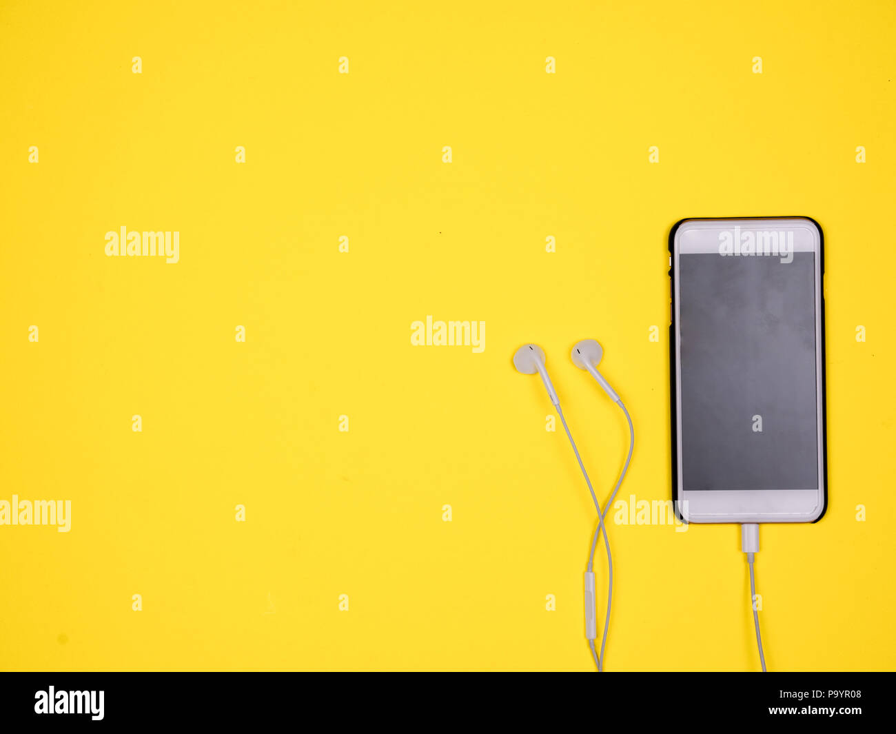 Smartphone with headphones Stock Photo - Alamy