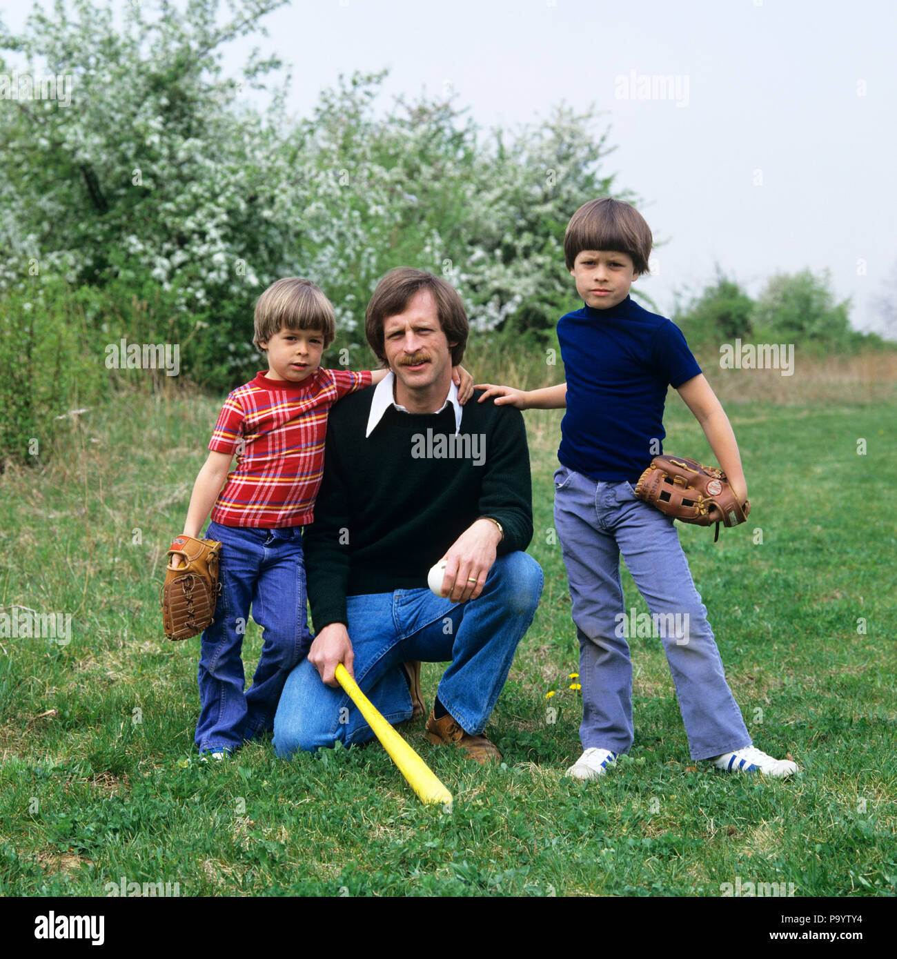 1970s father with children hi-res stock photography and images - Alamy