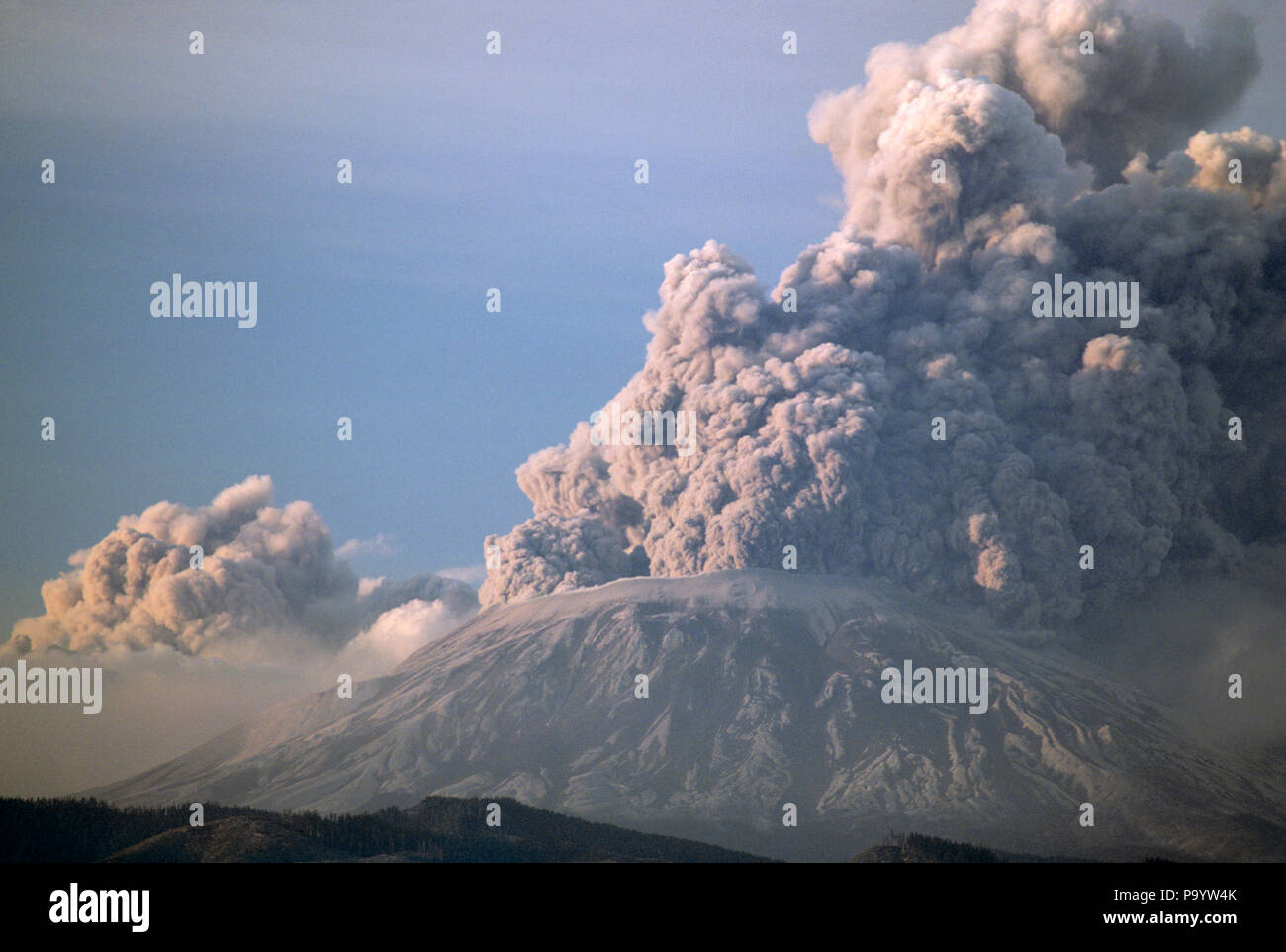 Mt saint helens eruption smoke hi-res stock photography and images - Alamy