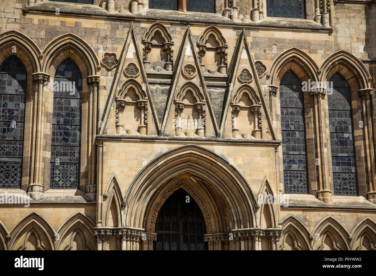 The minster building hi-res stock photography and images - Alamy