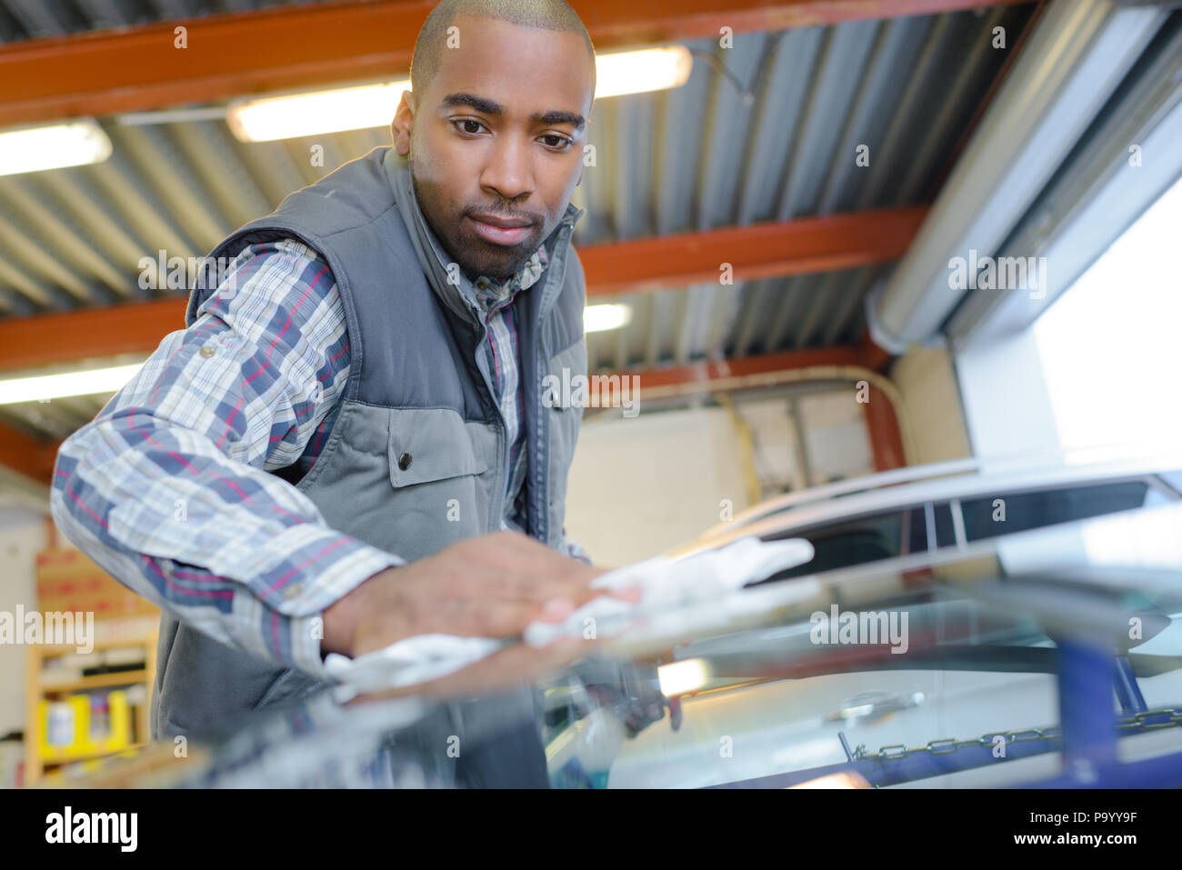 Mechanic polishing with cloth Stock Photo - Alamy