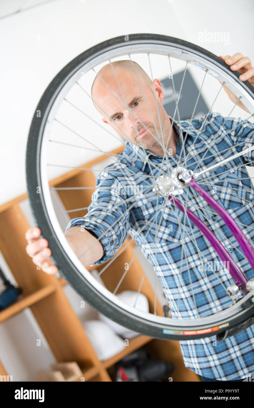 Man aligning wheel hi-res stock photography and images - Alamy