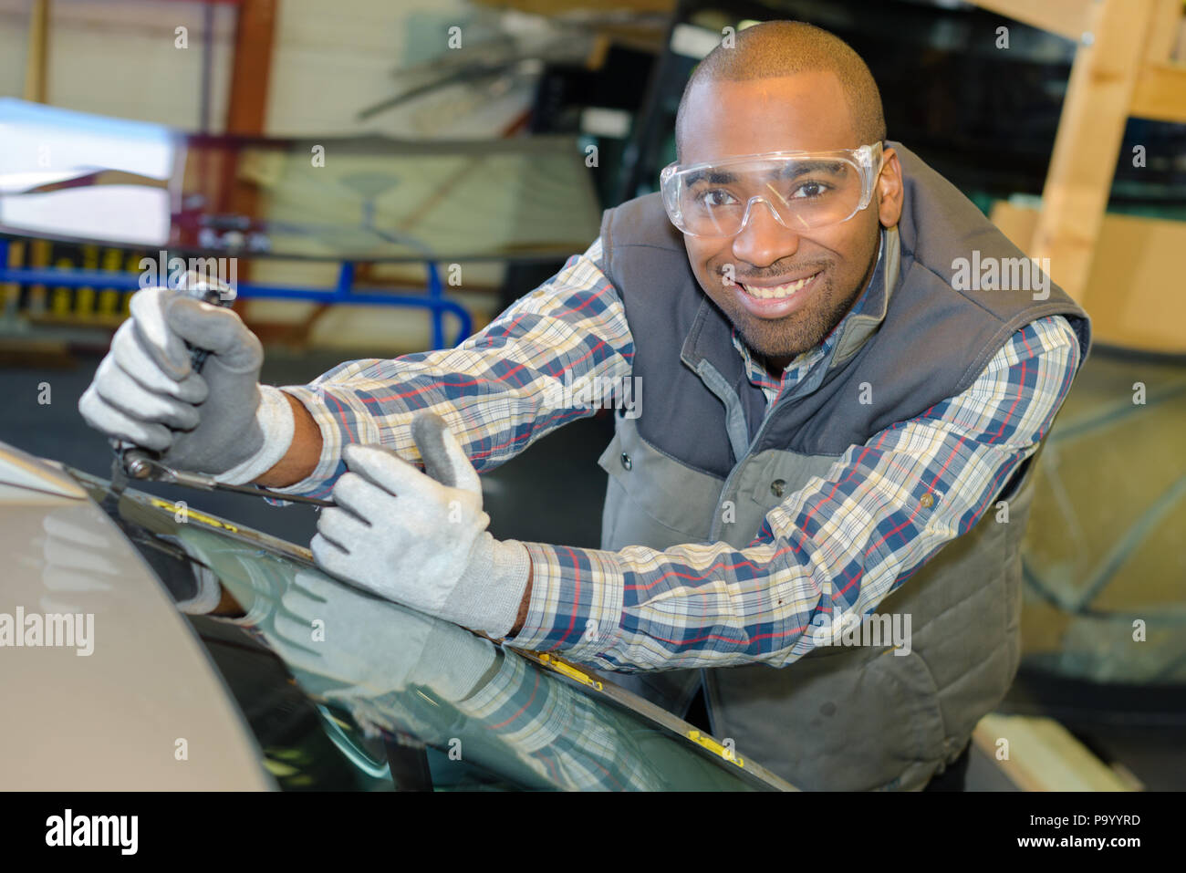 Replacing windscreen hi-res stock photography and images - Alamy
