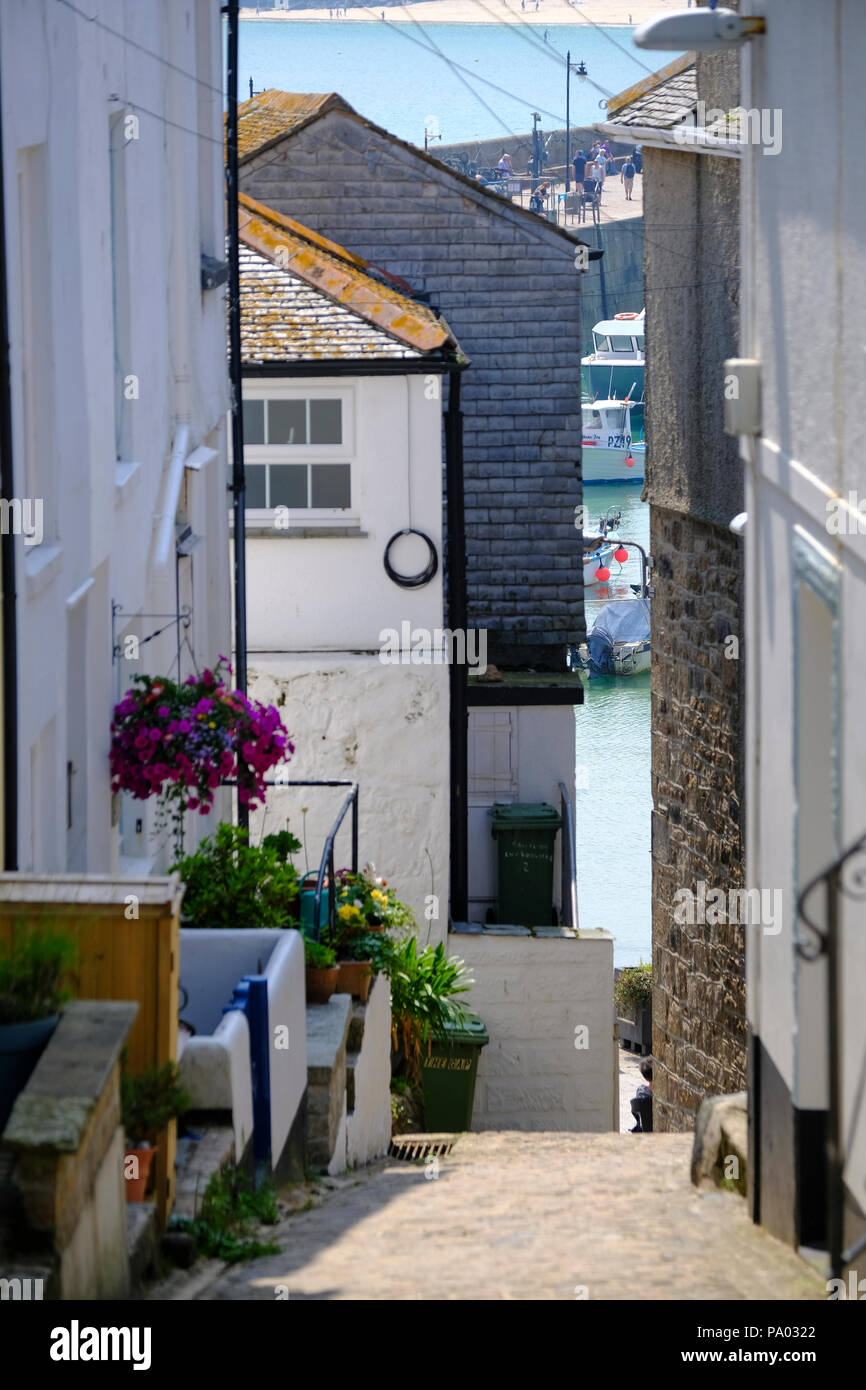 Narrow street leading down to the harbour in St Ives, Cornwall Stock ...