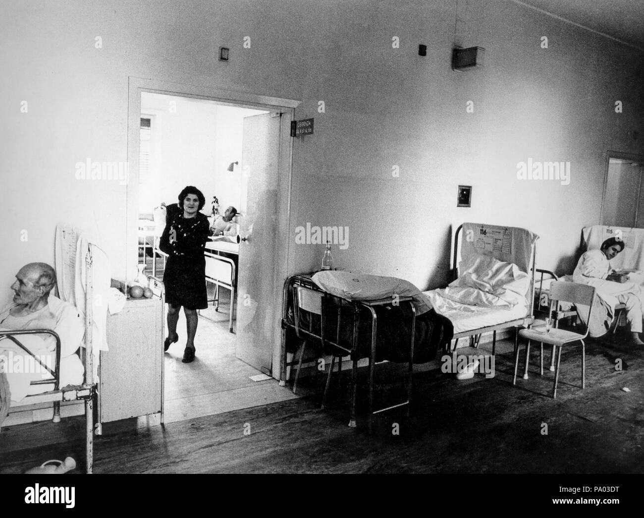 patients in the corridors of the San Giovanni hospital, Rome, 70s Stock ...