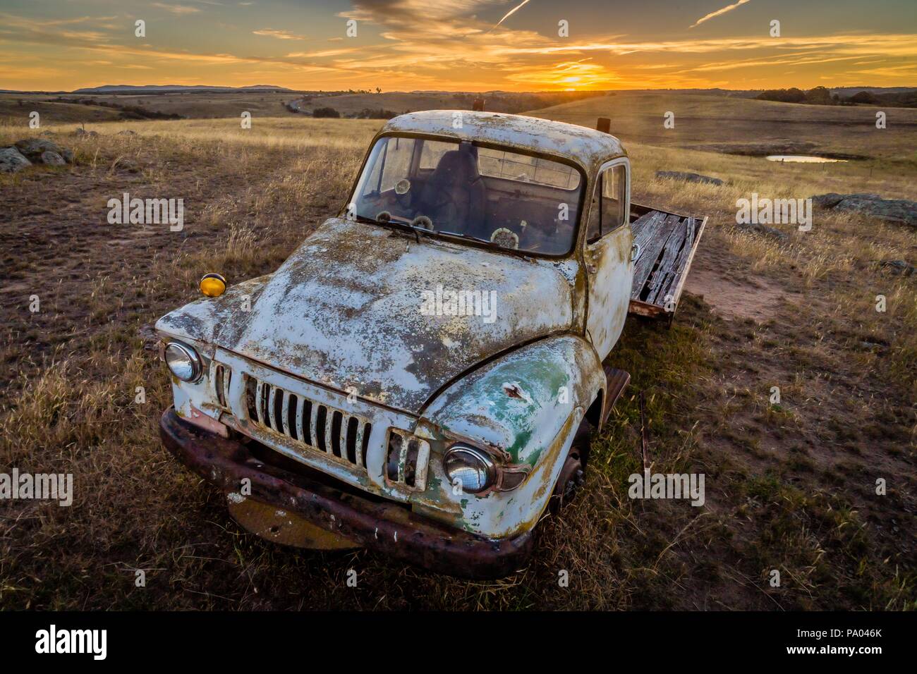 Rusty car in desert in australia hi-res stock photography and images ...