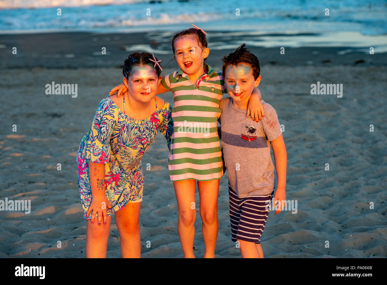 Brother sister sibling beach hi-res stock photography and images - Alamy
