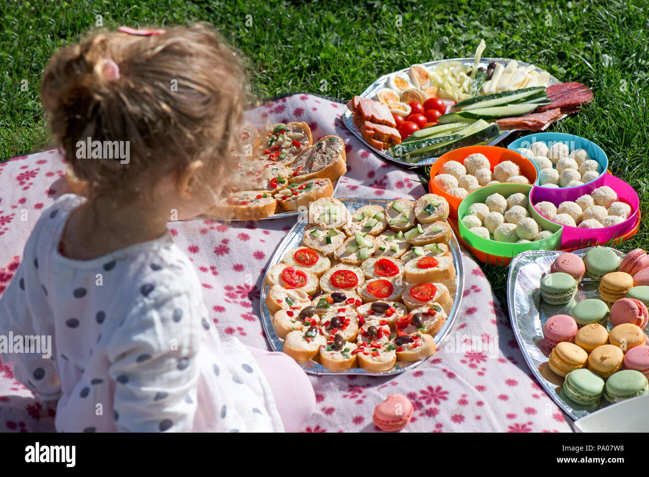 Kids eating vegetables in a garden hi-res stock photography and images ...