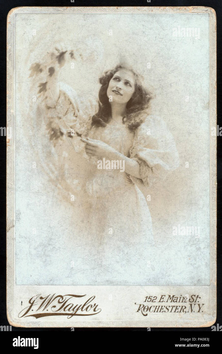 Early 20th century stage actress hi-res stock photography and images ...