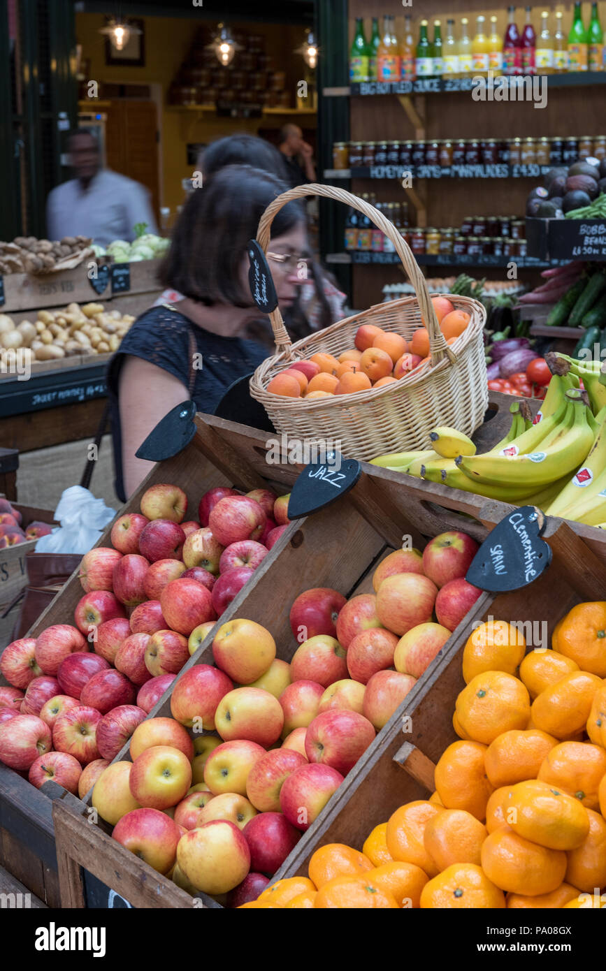 Oranges in borough market hi-res stock photography and images - Alamy