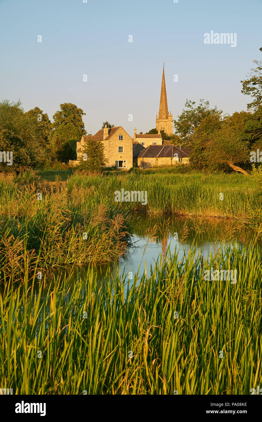 Burford church river windrush watermeadows hi-res stock photography and ...