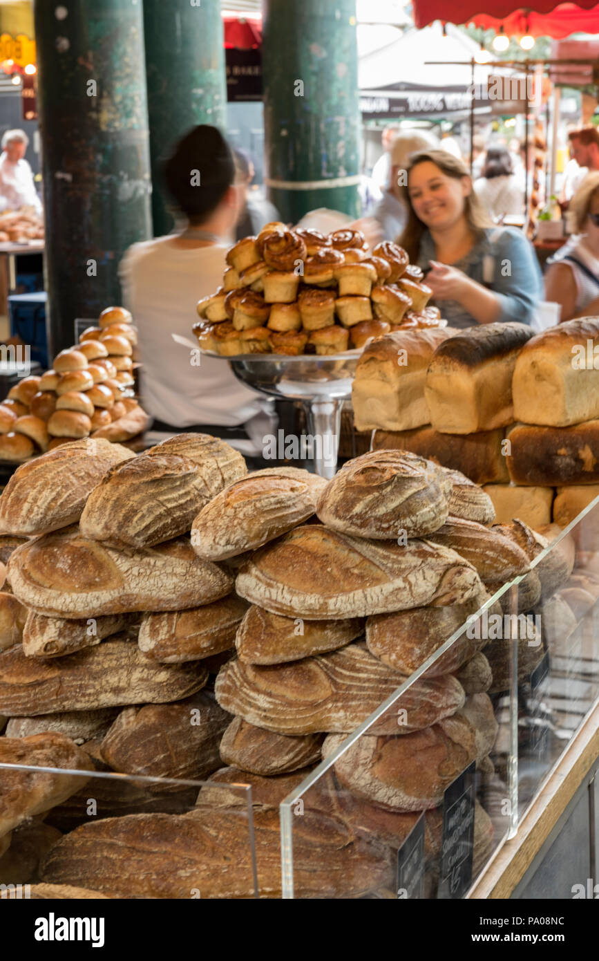 Woman buying bread market stall hi-res stock photography and images - Alamy
