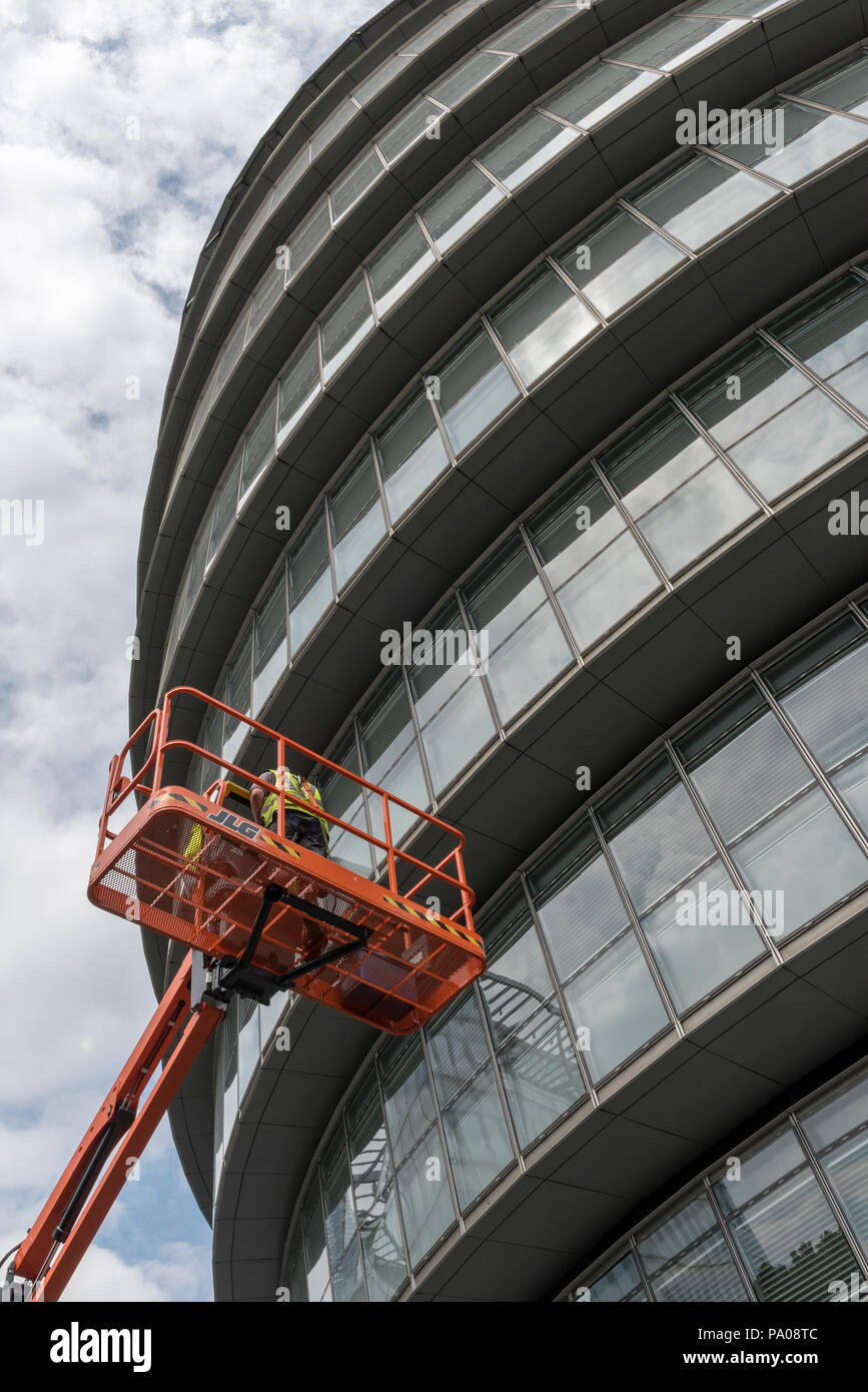 Mobile elevated work platform hi-res stock photography and images - Alamy