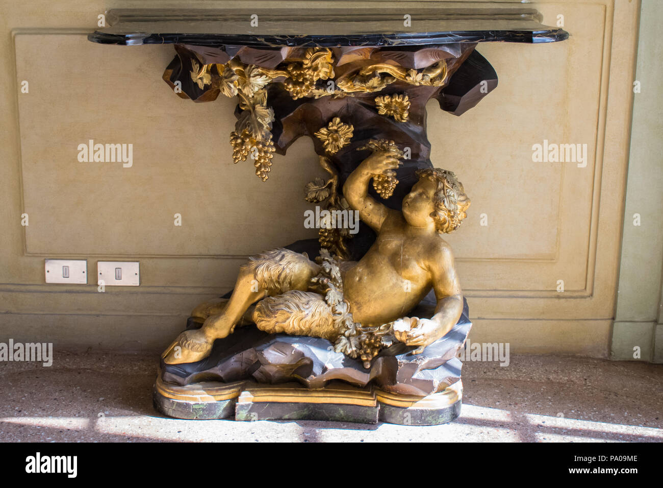 royal palace table Stock Photo - Alamy