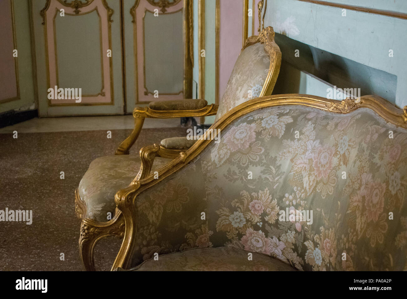 throne in a royal palace Stock Photo - Alamy