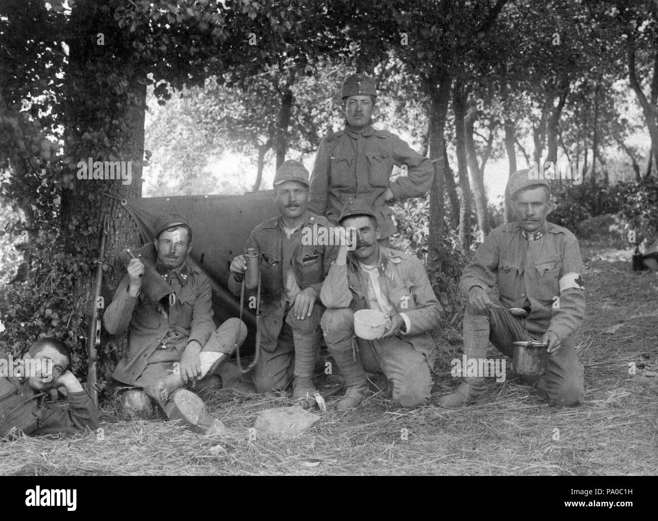 652 First World War, men, tableau, uniform, weapon, meal, soldier ...