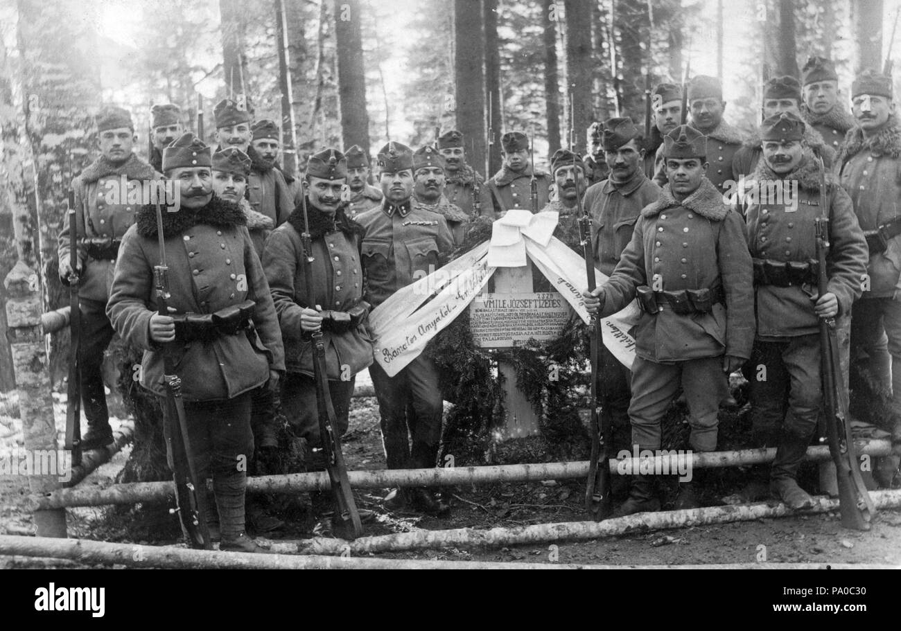 653 First World War, tableau, men, uniform, weapon, funeral, tomb ...
