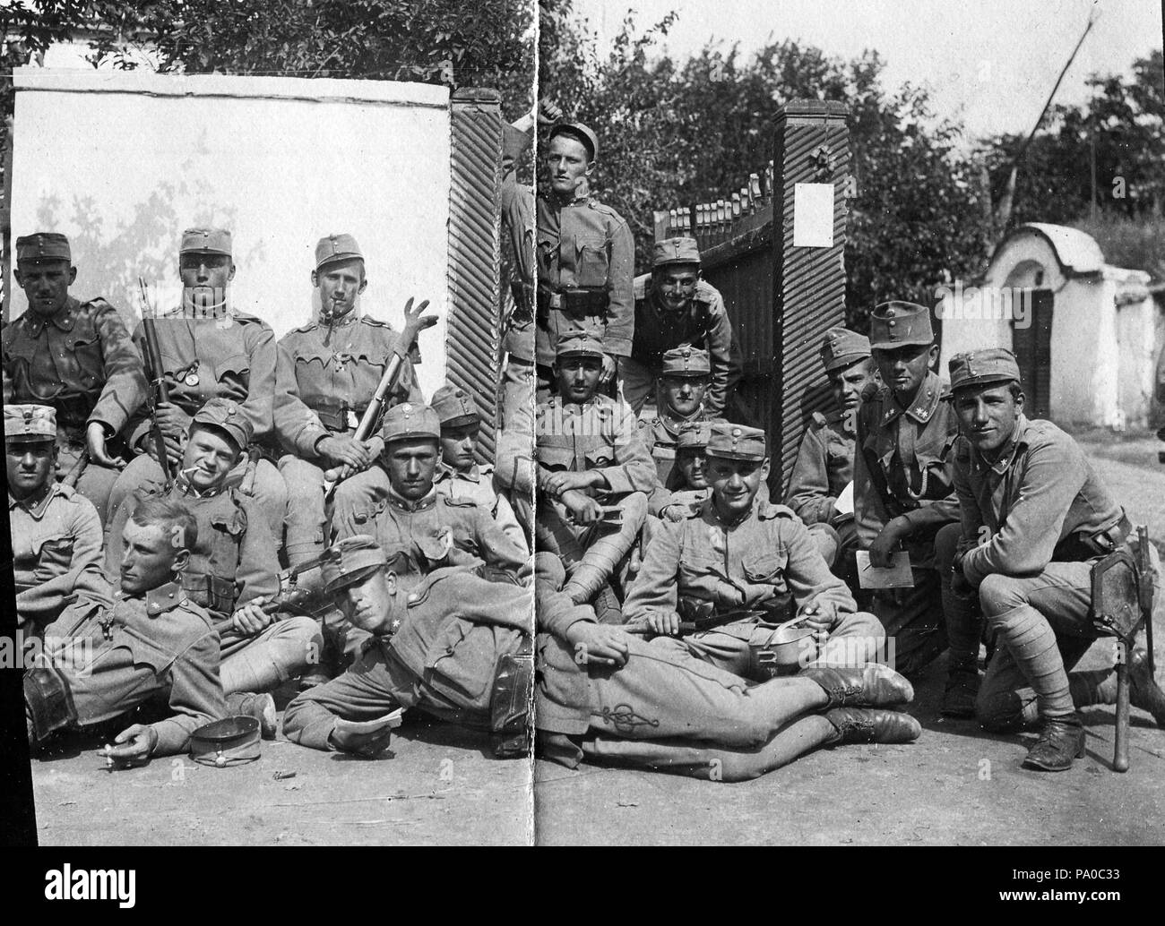 653 First World War, tableau, men, uniform, weapon, smoking, dixie ...