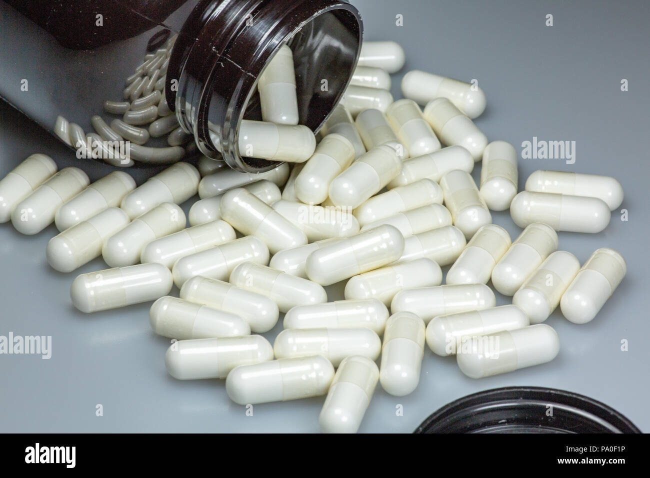 White capsule hi-res stock photography and images - Alamy