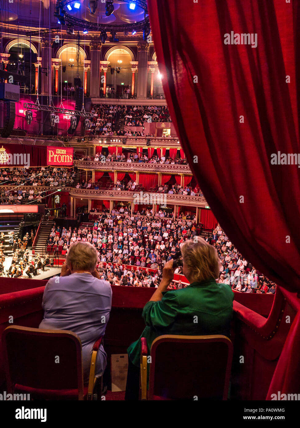 Opera audience london hi-res stock photography and images - Alamy