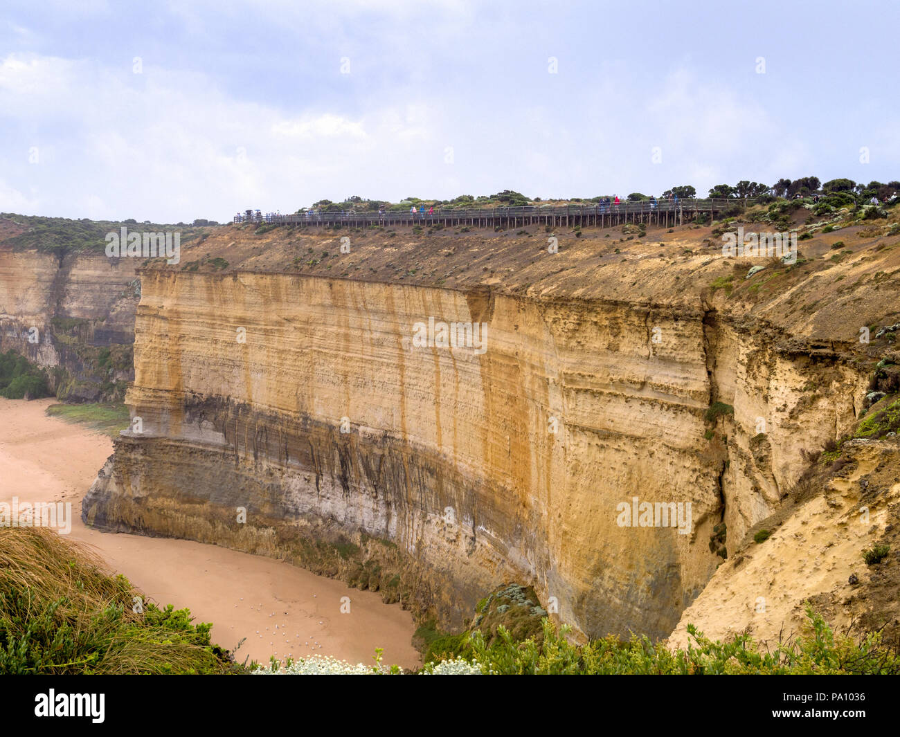 Tourist twelve apostles viewpoint hi-res stock photography and images ...