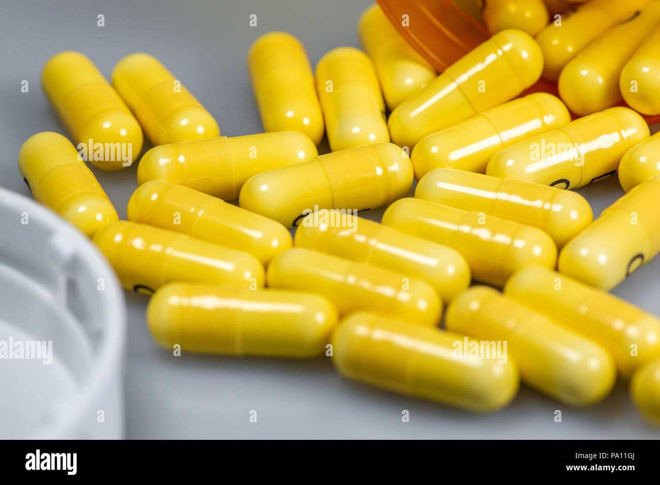 Yellow capsule hi-res stock photography and images - Alamy
