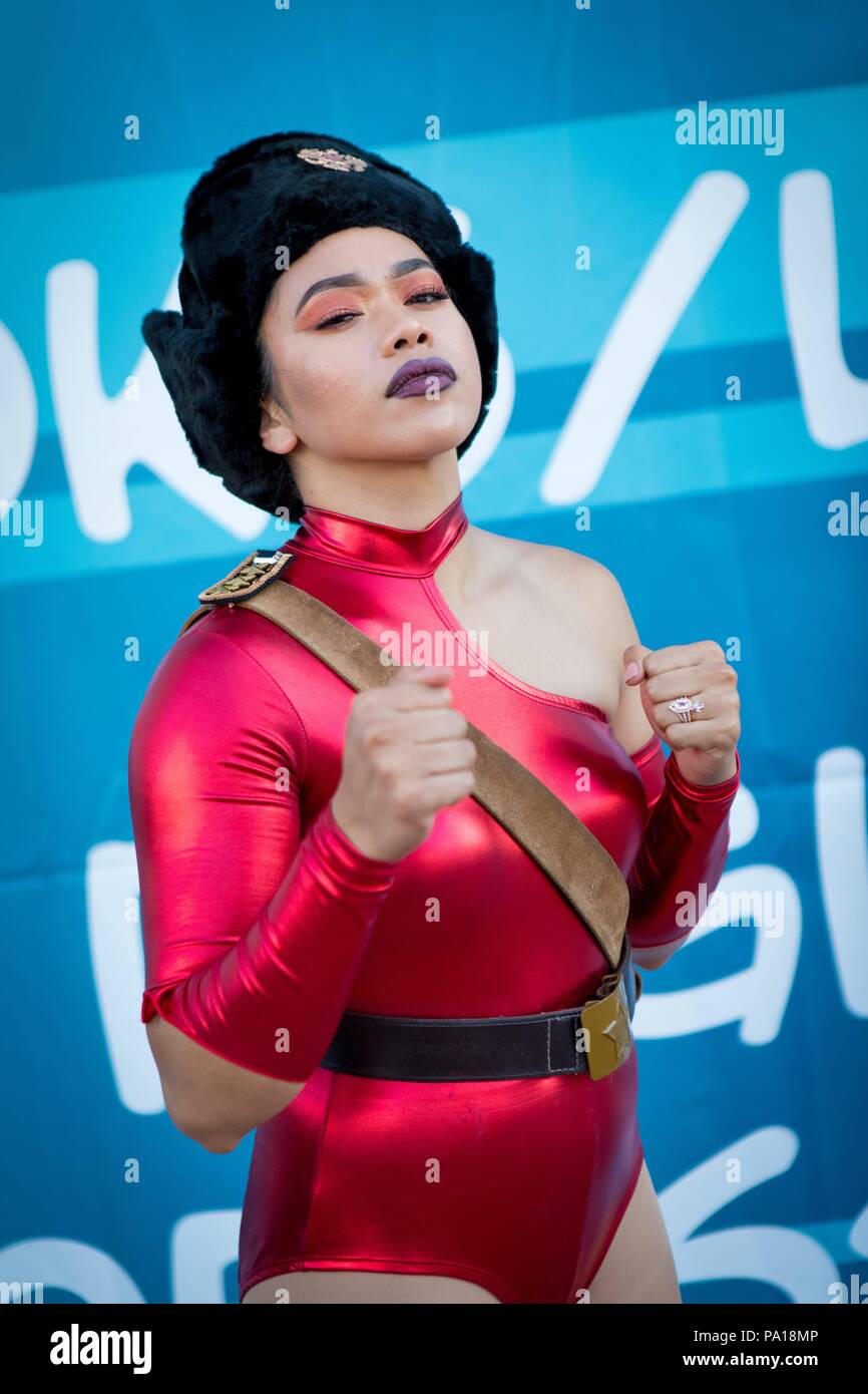 Cosplayer Justine from San Diego as Zoya the Destroyer from "Glow" at ...