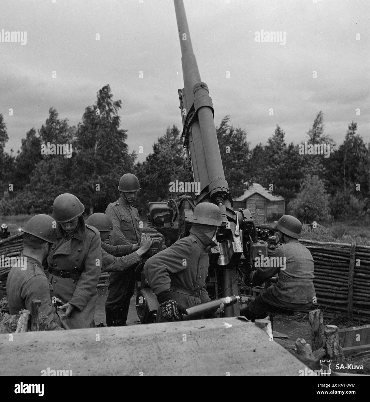 Anti aircraft gun 1944 hi-res stock photography and images - Alamy